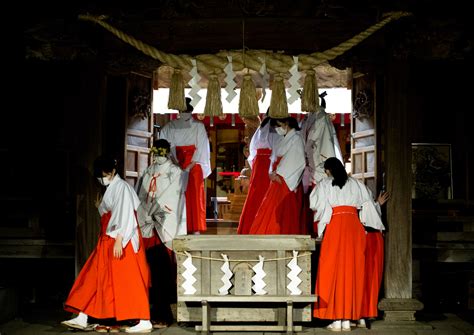 社殿と巫女 田無神社 公式ページ（東京都 西東京市）