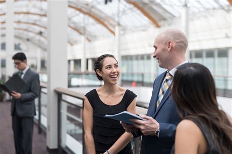 3 비즈니스 동료 그들의 회의 프레 젠 테이 션 전에 노트에가 서 계획에 대한 스톡 사진 및 기타 이미지 계획 기업 문화 기업 비즈니스 Istock