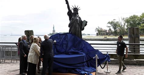 프랑스 선물 미니 자유의 여신상 뉴욕서 공개