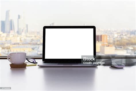 Layar Laptop Putih Kosong Foto Stok Unduh Gambar Sekarang Tampak