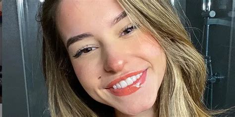 Instagram Lea Elui Fait Une Danse Sexy En Robe De Soirée