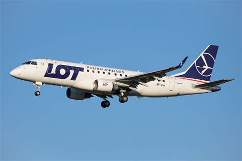 맑고 푸른 하늘을 가진 비엔나에서 Embraer 170 비행기로 착륙하는 폴란드 항공 0명에 대한 스톡 사진 및 기타 이미지