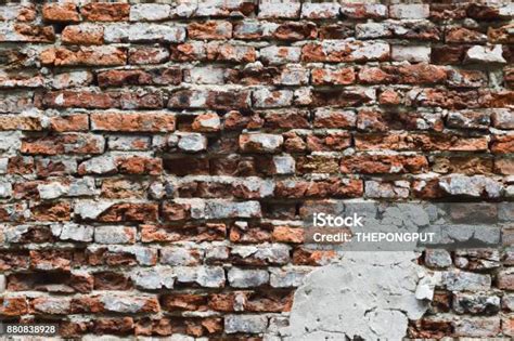뿌려 흰색 석고 질감 배경으로 오래 된 빈티지 붉은 벽돌 벽 갈색에 대한 스톡 사진 및 기타 이미지 갈색 거친 건물 외관