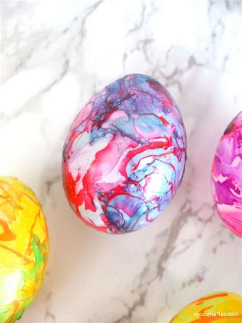 Ostereier Färben Sehen Was Die Besten Techniken Sind Diy Nagellack Ostern Eier Basteln