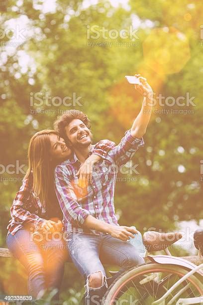 활기참 커플입니다 제조 셀카 스마트 폰 적합합니다 20 29세에 대한 스톡 사진 및 기타 이미지 20 29세 감정 건강한 생활방식 Istock