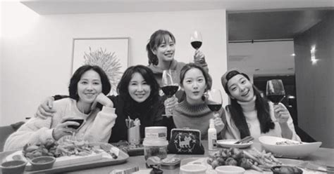 설인아 내일도 맑음 배우들과 와인 파티의리 인증