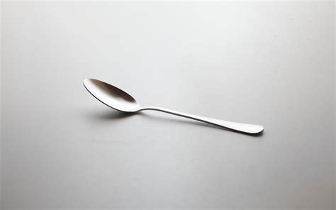 흰색 테이블에 실버 스푼 사진 Unsplash의 무료 숟가락 이미지