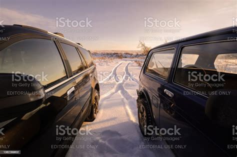 러시아 오프 로드 자동차 라 다 니바와 중국 Suv 큰 벽 가져가 H3 4x4 자동차에 대한 스톡 사진 및 기타 이미지