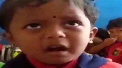 Viral Video बच्ची ने की टीचर से मां की शिकायत कहा मम्मी दौड़ा दौड़ा