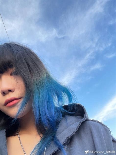 窦靖童窦佳嫄外出聚会逛街 姐妹俩打扮个性关系融洽 新浪图片