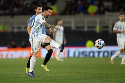 La historia de Lionel Messi contra Uruguay El Gráfico