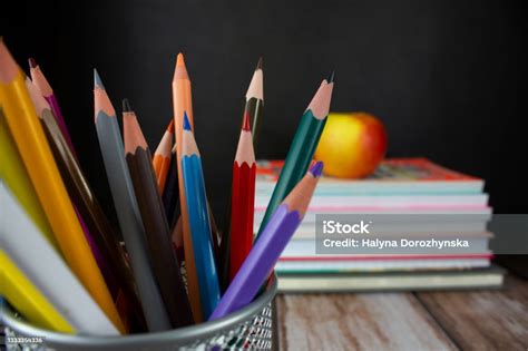 책과 사과의 배경에 연필 학교 개념으로 돌아갑니다 디자인 배경 책에 대한 스톡 사진 및 기타 이미지 책 탁자 0명