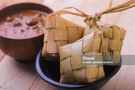 Ketupat 와 나무 배경에 카레 Ketupat 젊은 코코넛에서 만든 천연 쌀 케이스 Eid 무바라크 동안 쌀을 요리에 대 한