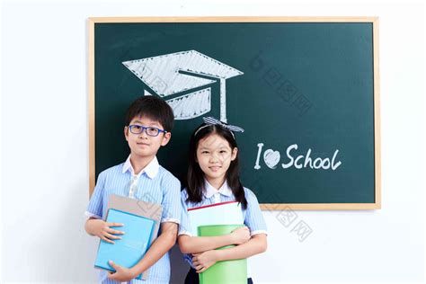 可爱的小学生在教室里图片 包图网企业站