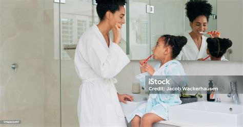 치과 양치질 욕실 엄마 아이 또는 칫 솔 치약 또는 아침 루틴을 가진 사람 치아 청소 법랑질 관리 또는 가정 엄마 어린이 또는 가족 잇몸 건강 위생 또는 구강 건강 2명에