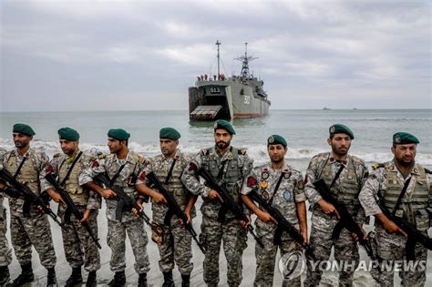 [월드＆포토] 이란군 호르무즈 해협서 워게임 연합뉴스