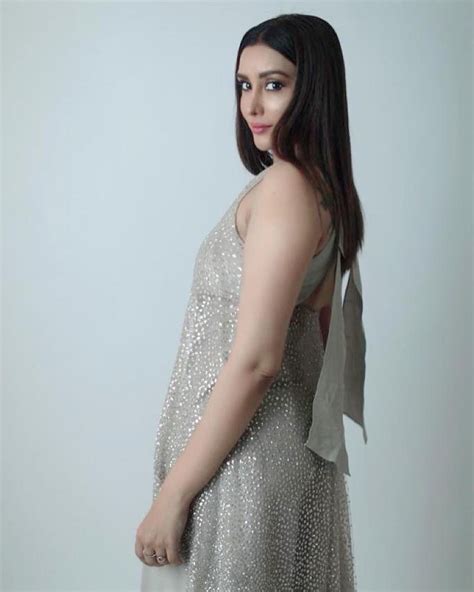 Sensational Maira Khan Is Obsessed With Herself And So Are Her Fans Lens