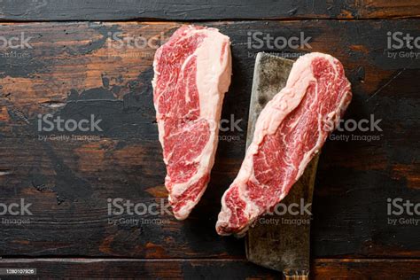 생 척 텐더스는 고기 칼에 검은 앵거스 쇠고기를 대리석 유기농 농장 카우보이 쇠고기 어두운 배경 맨 위 보기입니다 공간을