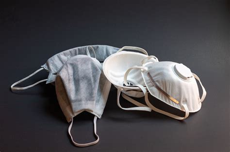 검은 색 배경에 별도로 Pm25 먼지와 코로나 바이러스로부터 보호하기 위해 천 마스크 건강관리와 의술에 대한 스톡 사진 및 기타