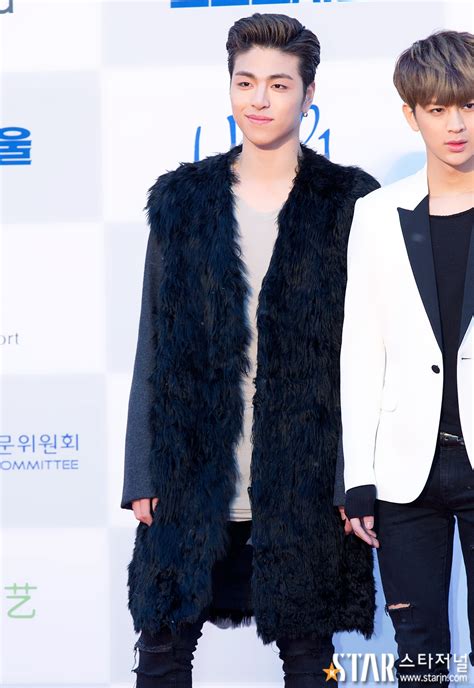 스타포토up 아이콘ikon 구준회 시선 사로잡는 난해한 패션 서가대스타저널