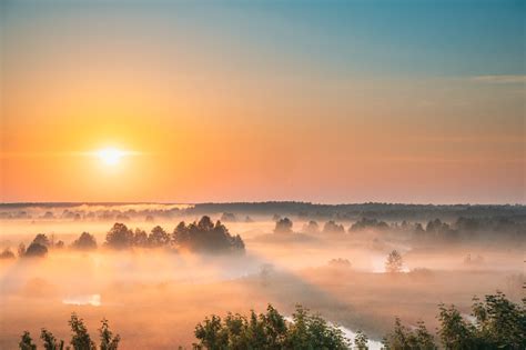 안개 낀 풍경을 통해 놀라운 일출 일몰 안개 낀 숲과 강 위의 떠오르는 태양과 안개 낀 아침 하늘의 경치 동유럽의 초여름 자연 0명에 대한 스톡 사진 및 기타 이미지