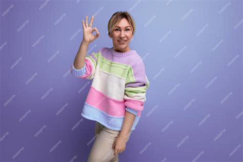 Premium Photo Charming Blond Young Woman Showing Class On Purple
