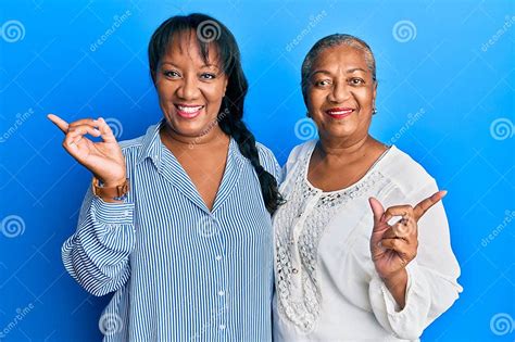 Den Historiska Familjen Av Mor Och Dotter Som Kramar Tillsammans Med