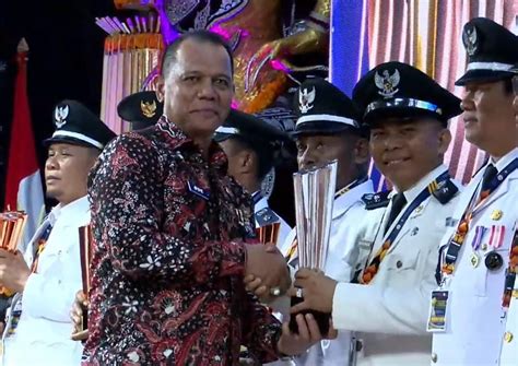 Dua Desa Di Riau Terima Pengangerahan Kelurahan Dan Desa Berprestasi