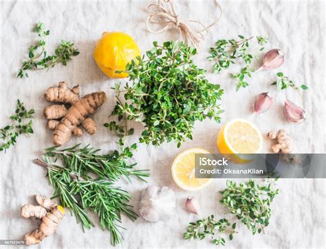 허브와 향신료에 회색 배경신선한 백 리 향과 로즈마리 심 황 뿌리 마늘과 레몬의 다양 한 빈티지 스타일 평면도입니다 평면 배치 0명에 대한 스톡 사진 및 기타 이미지