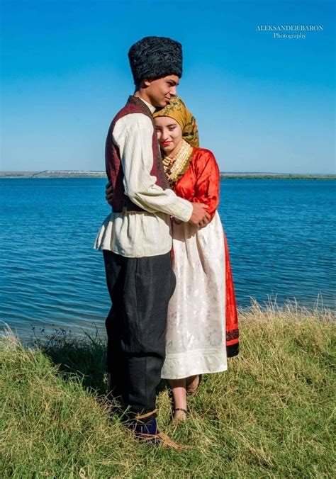 Бесарабски българи в празнични носии от с Чушмелия Одеска област