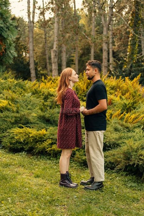 Foto Vertical De Una Pareja Joven Tom Ndose De La Mano Y Observ Ndose En El Parque Durante El