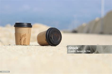 플라스틱 뚜껑이 바닥에 던져진 일회용 판지 컵 지중해 항구의 바닥에 더러운 커피 컵 세계 환경의 날 개념 아이디어 일회용 골판지