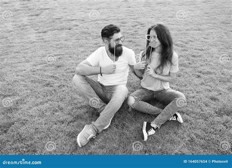 O Casal Que Deve Ser Casal Apaixonado Se Divertindo Com Grama Verde