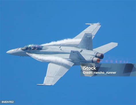 F18 Hornet Dalam Manuver G Tinggi Dengan Afterburner On Dan Jalur