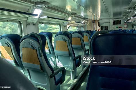 철도에 여객 열차 철도 교통 관광에 대한 스톡 사진 및 기타 이미지 관광 교통 기차 Istock