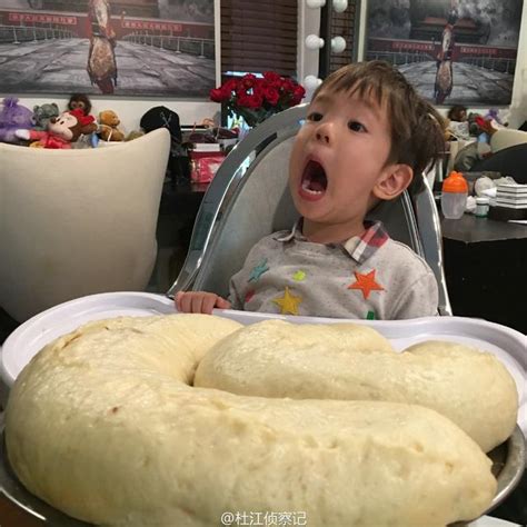 育兒：霍思燕兒子嗯哼見到這麼大饅頭時他瘋狂了，啥玩意兒！ 每日頭條