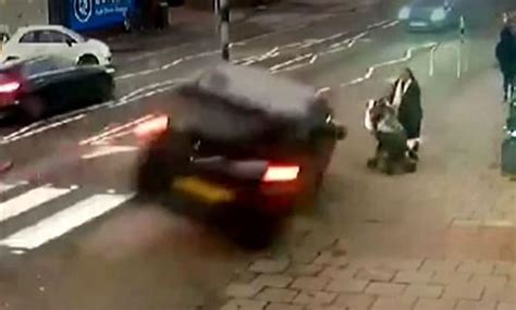 Auto Le Piomba Addosso Improvvisamente Mamma Gira Il Passeggino E