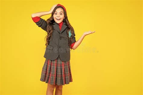 快乐的童年 子演示产品副本空间 被惊艳的少女背包 库存图片 图片 包括有 背包 挑运 327652475