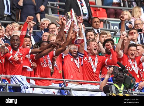 Lewis Grabban 7 Of Nottingham Forest Lifts The Cup As Forest Are