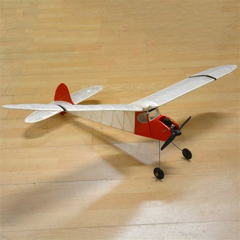 Lot 55 Red And White Model Sam 35 Diesel