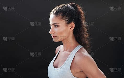 穿着运动服的迷人年轻女子