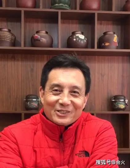 白龙马王伯昭罕曝近照 皱纹遍布显老态 一面墙的紫砂壶意外抢镜 ＊ 阿波罗新闻网