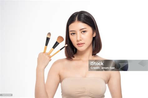 깨끗 한 신선한 피부와 아름 다운 젊은 아시아 여자 짧은 머리입니다 얼굴 관리 얼굴 치료 화장품 아름다움과 건강한 피부와 화장품