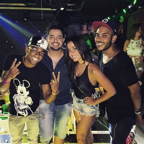 De Shortinho Anitta Curte Aniversário De Bailarino Em Balada Carioca