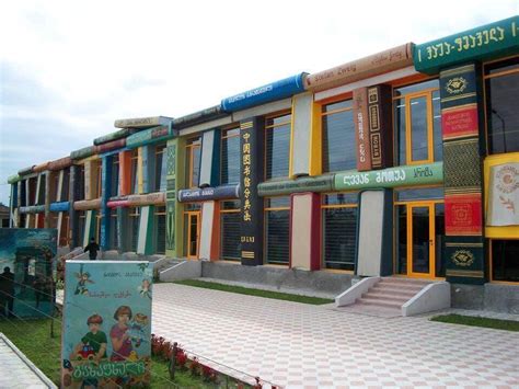 ორიგინალური არქიტექტურის სკოლა ზუგდიდში რომელიც წიგნის თაროს ჰგავს Nostal Ge