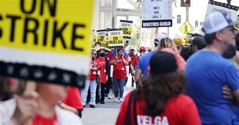 Hotel Workers Walk Off Job Again Near Lax As Strike Continues Cbs Los