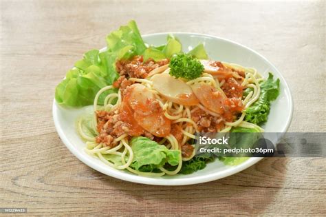 스파게티 토핑 슬라이스 소시지 드레싱 튀긴 찹 돼지 고기와 야채와 케첩 소스에 토마토를 슬라이스 건강한 식생활에 대한 스톡 사진