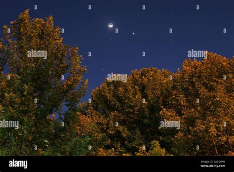 Congiunzione Della Luna Venere E Saturno E La Stella Regulus Foto Stock