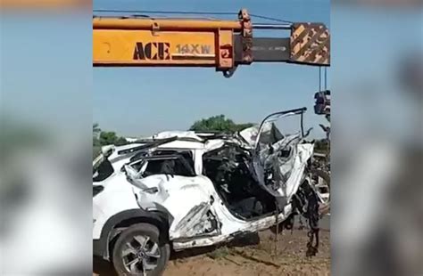 Truck Crushed The Car On The Highway Four Died Tragically In Siker