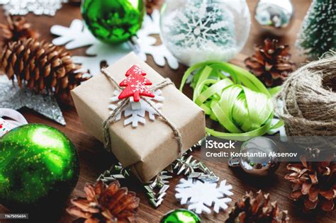 선물 리본 공과 나무 배경에 다른 녹색 장식크리스마스와 새해 배경 빨간 크리스마스 트리 기호 공예 종이에 포장 된 선물 0명에